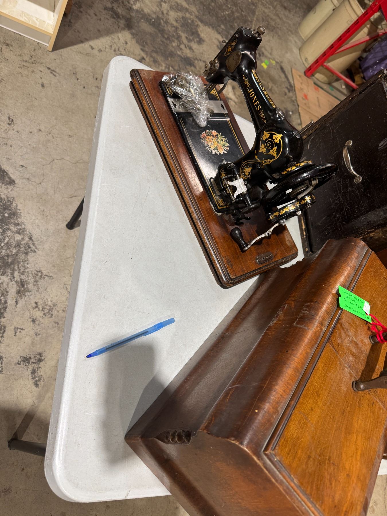 VTG portable crank sewing machine in case Jones family U PAT8193 number ...