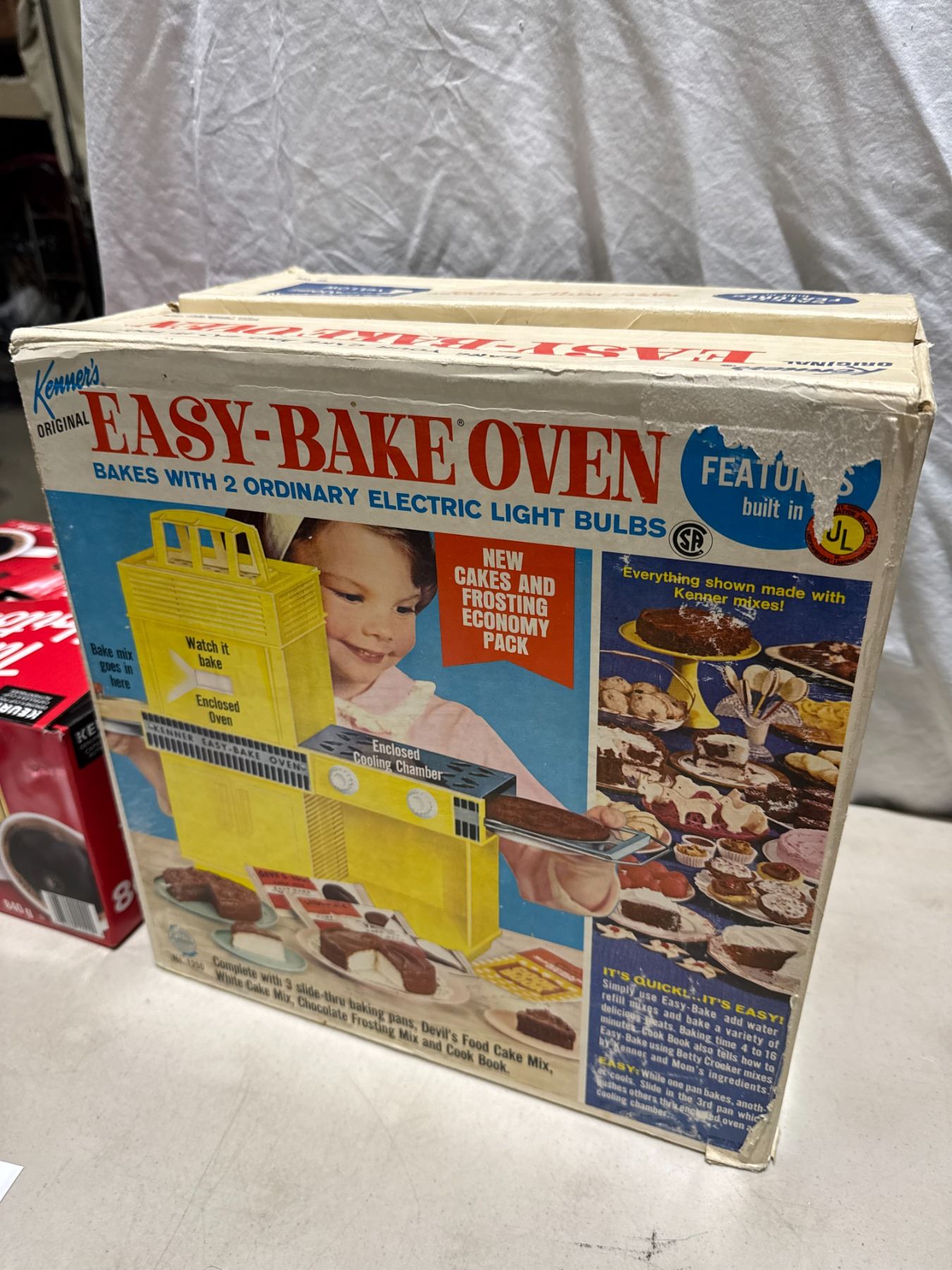 1-1967 Kenners Easy Bake Oven (Needs New Light Bulbs)