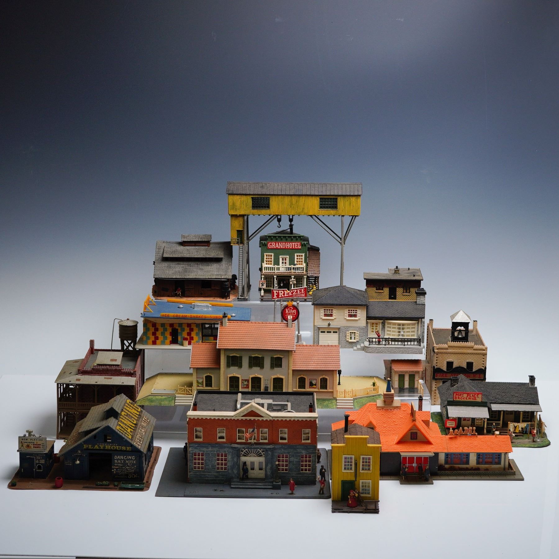 17pc Collection of Vintage Model Railway Buildings and Structures