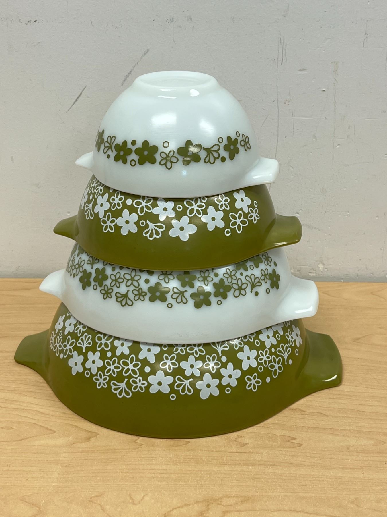 Pyrex Crazy Daisy Cinderella Nesting Mixing Bowl Set - largest 4 Qt.