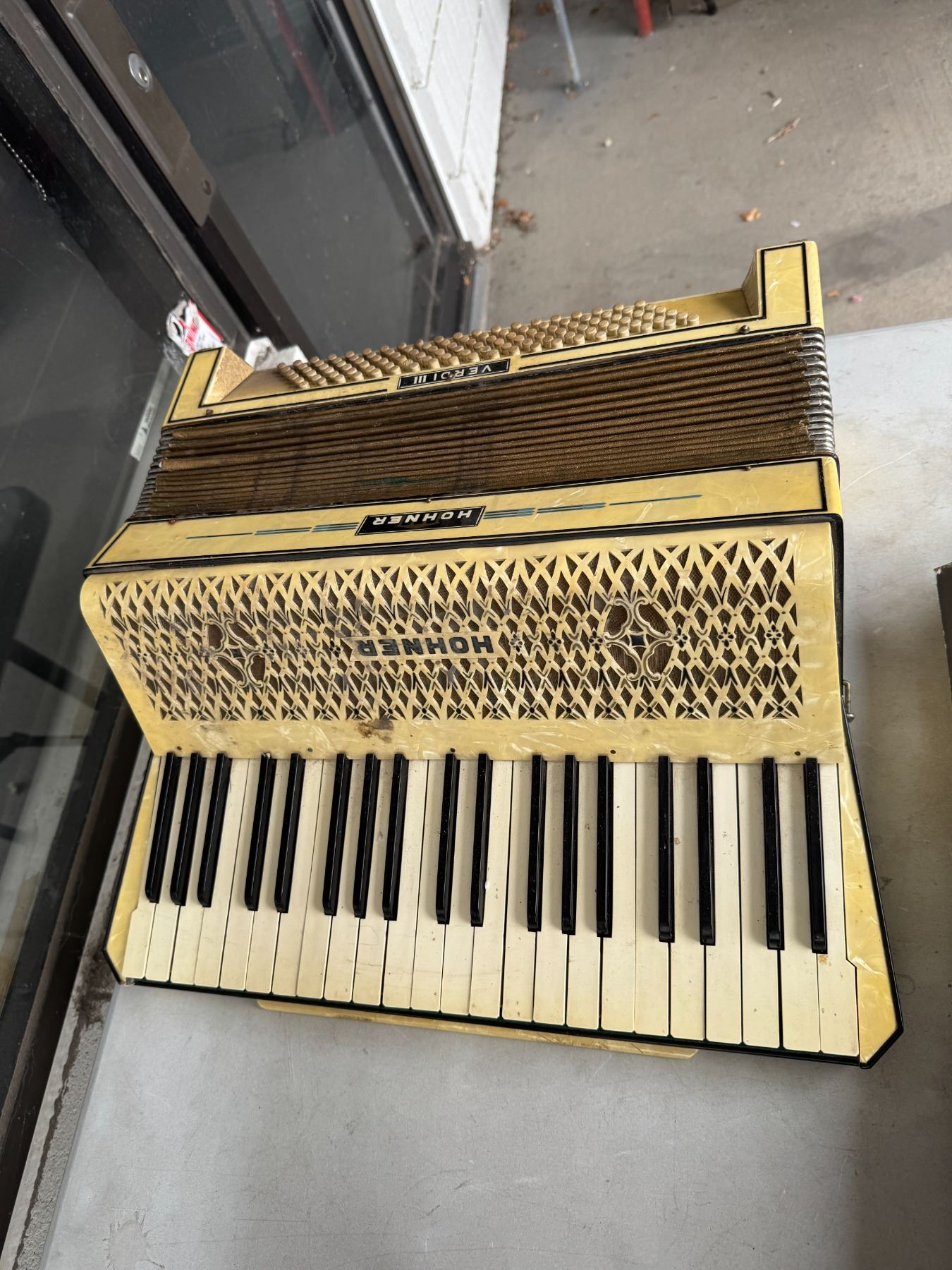 Vintage HOHNER VERDI lll accordion