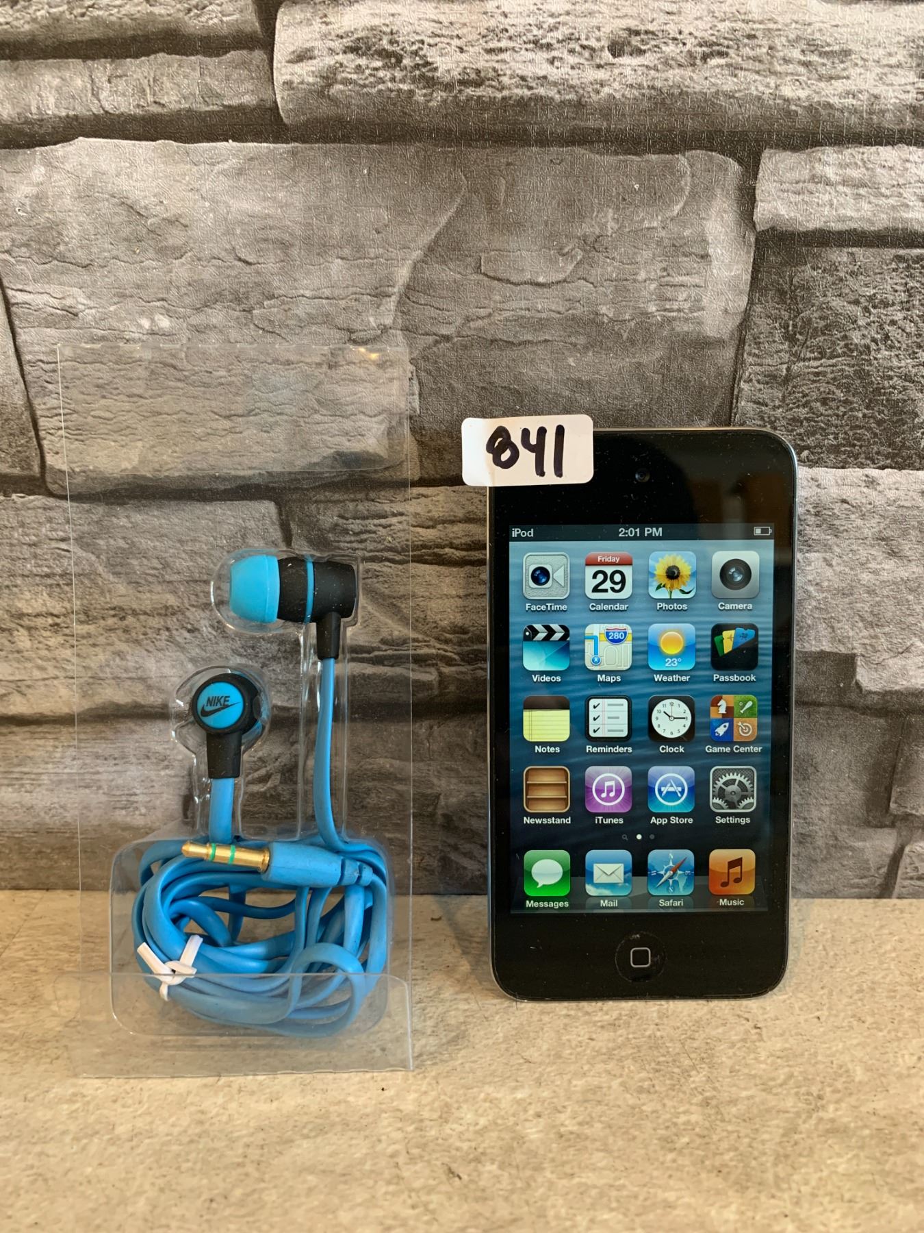 32 GB Apple Ipod Touch (With Nike Ear Buds) - Works