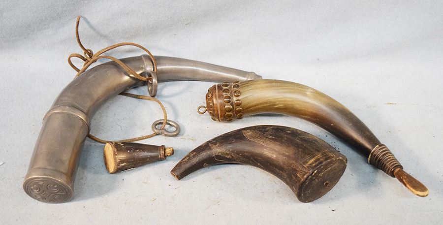 4 pcs: (3) horn powder horns and (1) metal powder horn