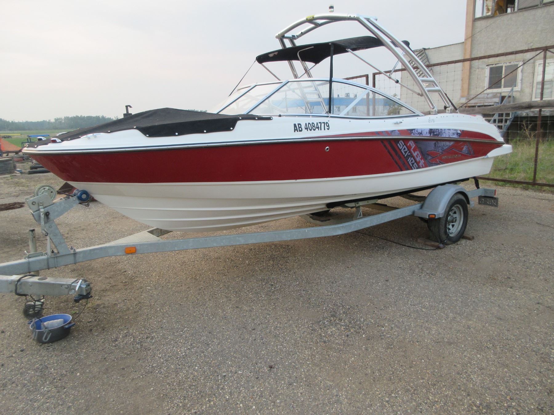 LOCATED IN SLAVE LAKE: 2013 BAYLINER 215 FLIGHT SERIES 21' BOAT