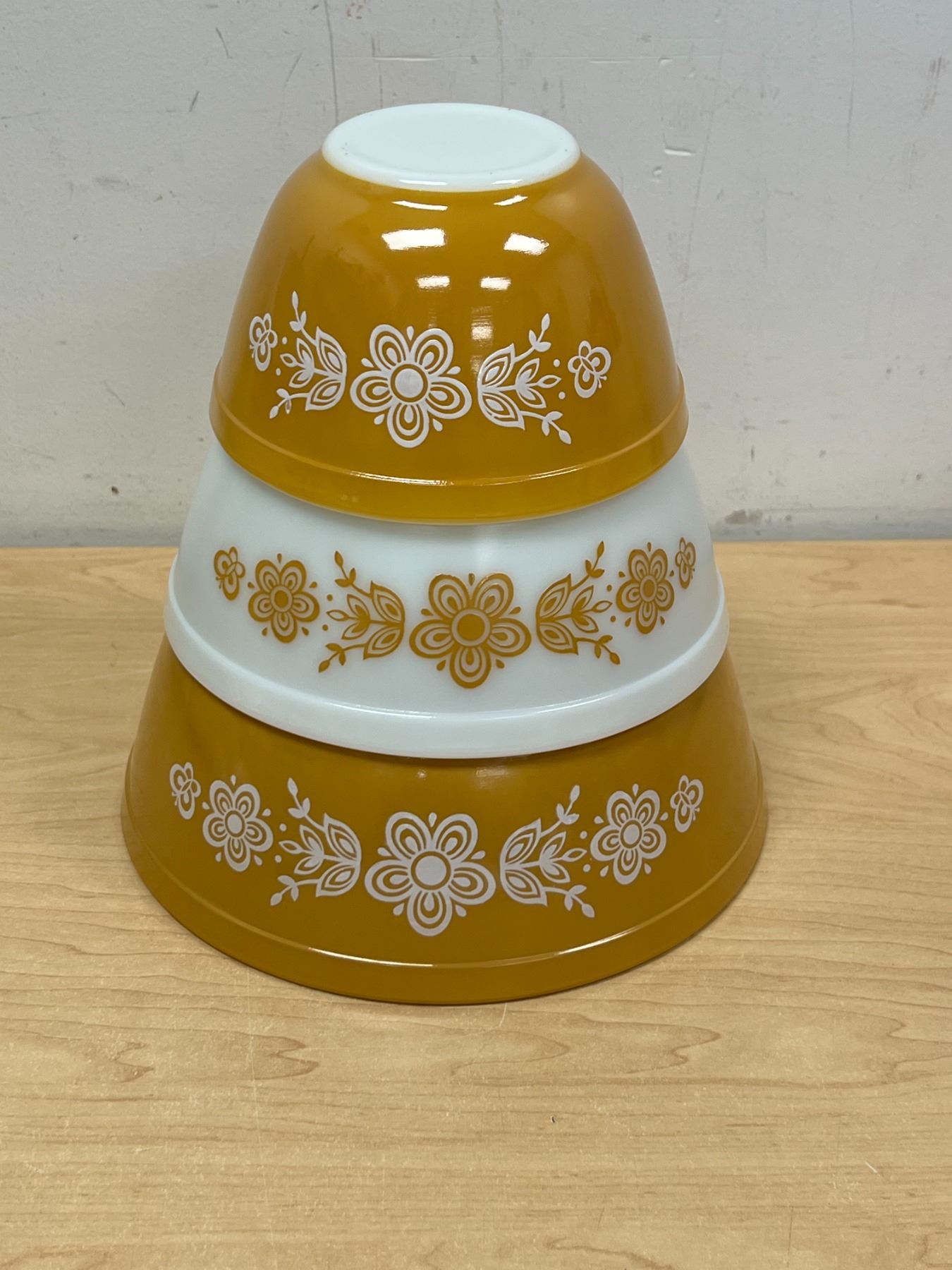 3 Pyrex Butterfly Gold Nesting Mixing Bowls - Largest 2.5 Qt.