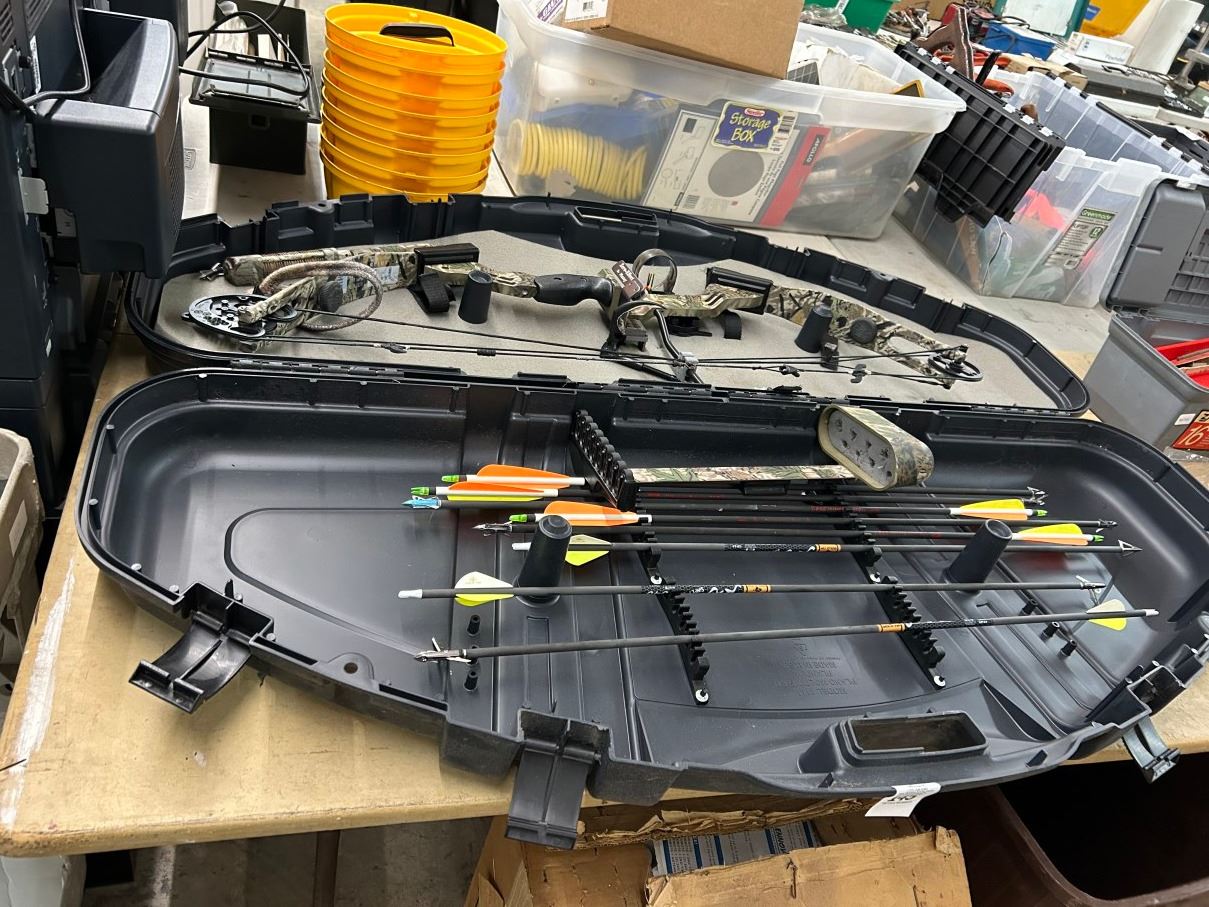 Muzzy Zero Effect Compound Bow w/Case and Supplies