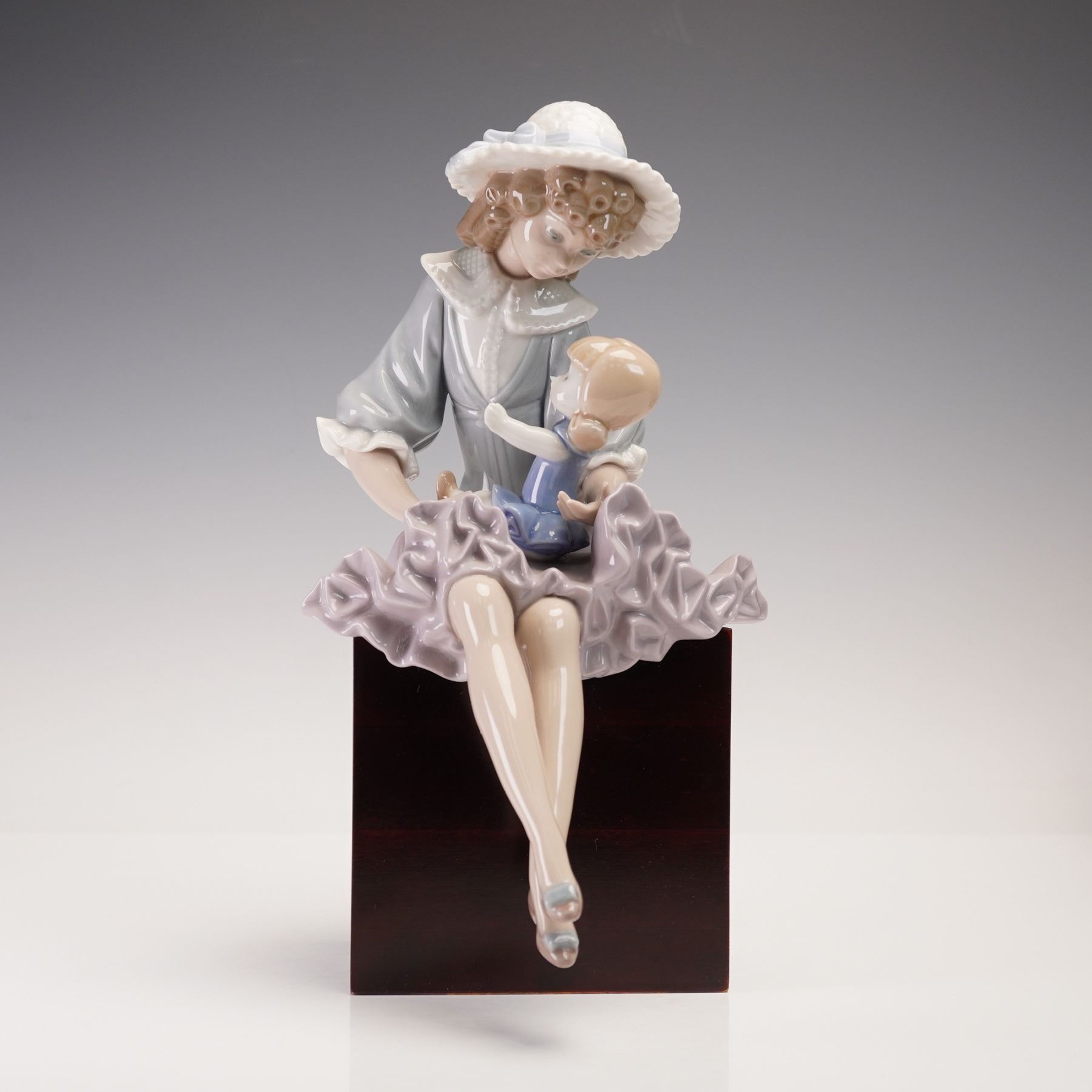 Lladro Figurine, Debbie and Her Doll 1001379