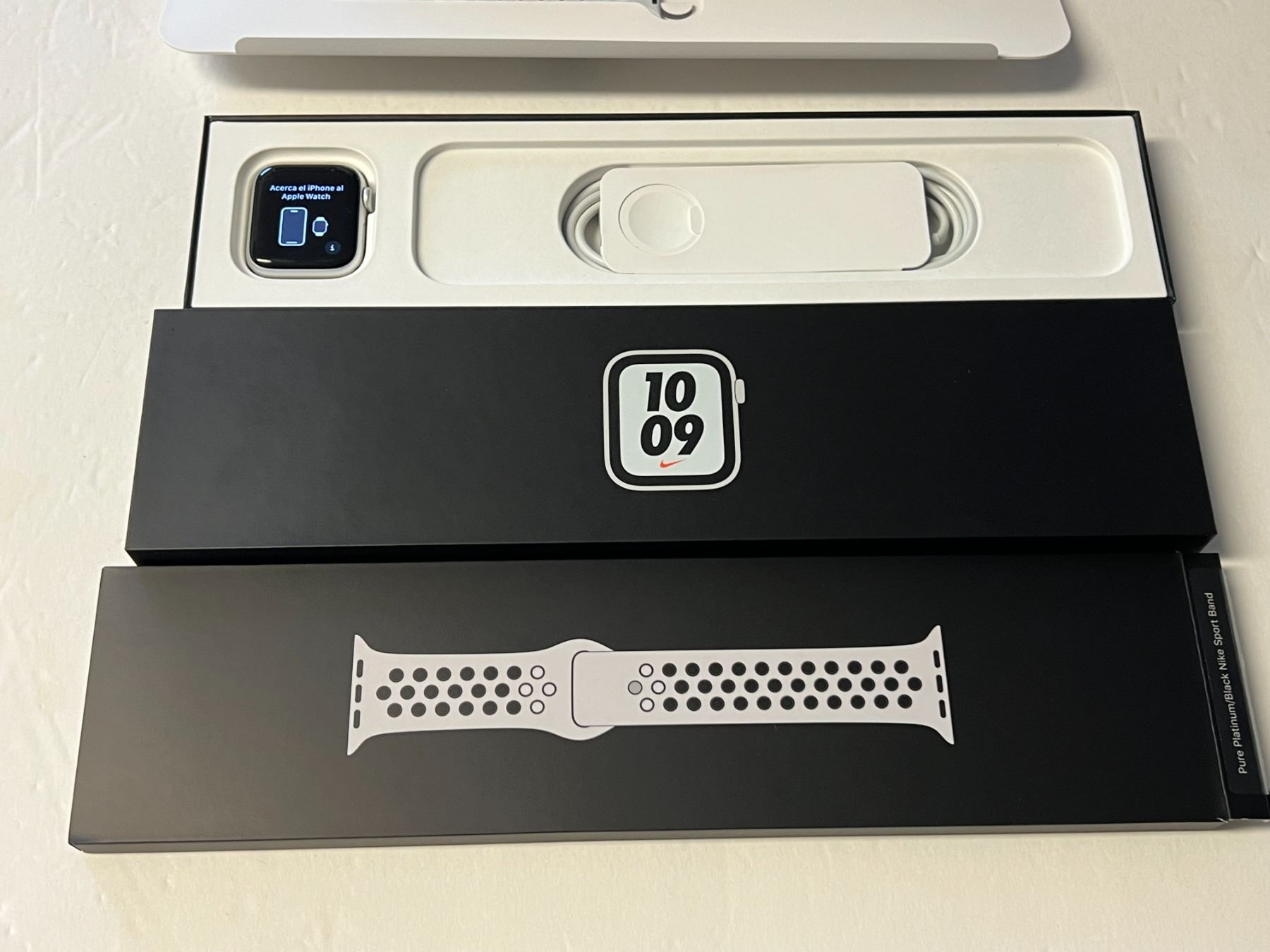 Apple Watch with Box & Accessories - powers up, not tested - see all photos