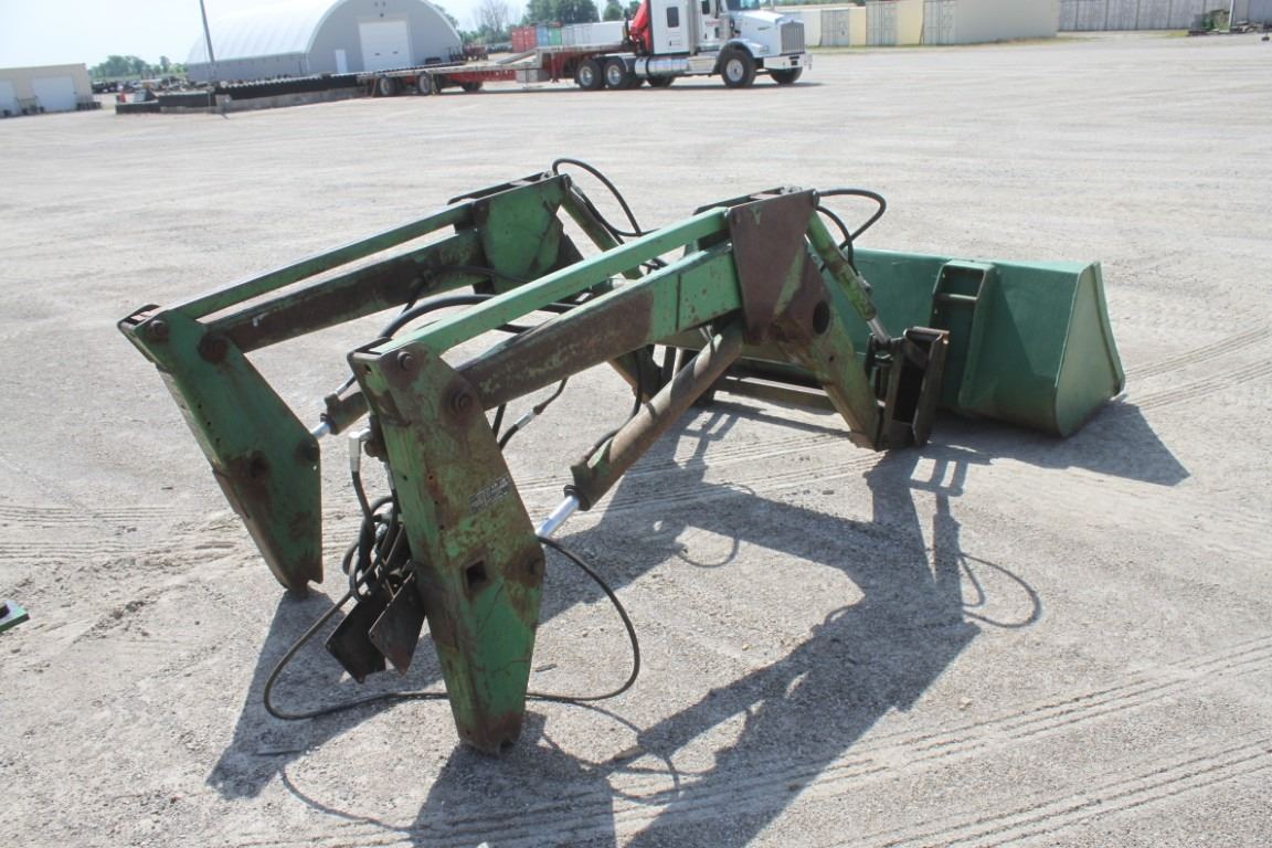 JD 240 SL quick tach loader, subframe, bucket