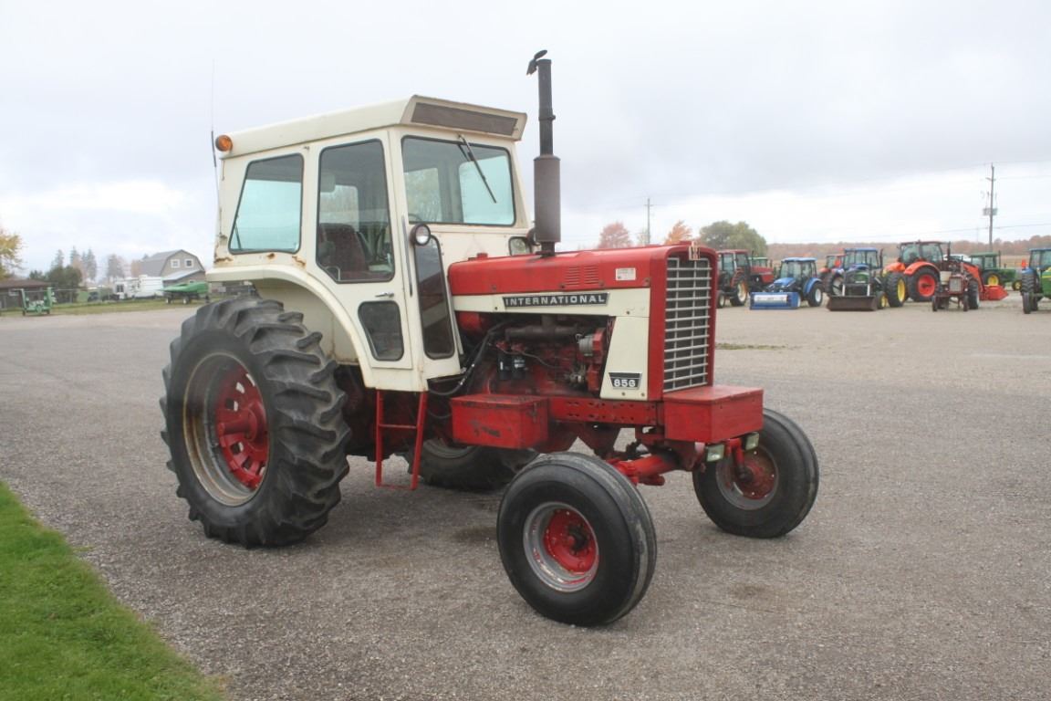 IH 856 2wd tractor, cab, 5888 hours, made in USA