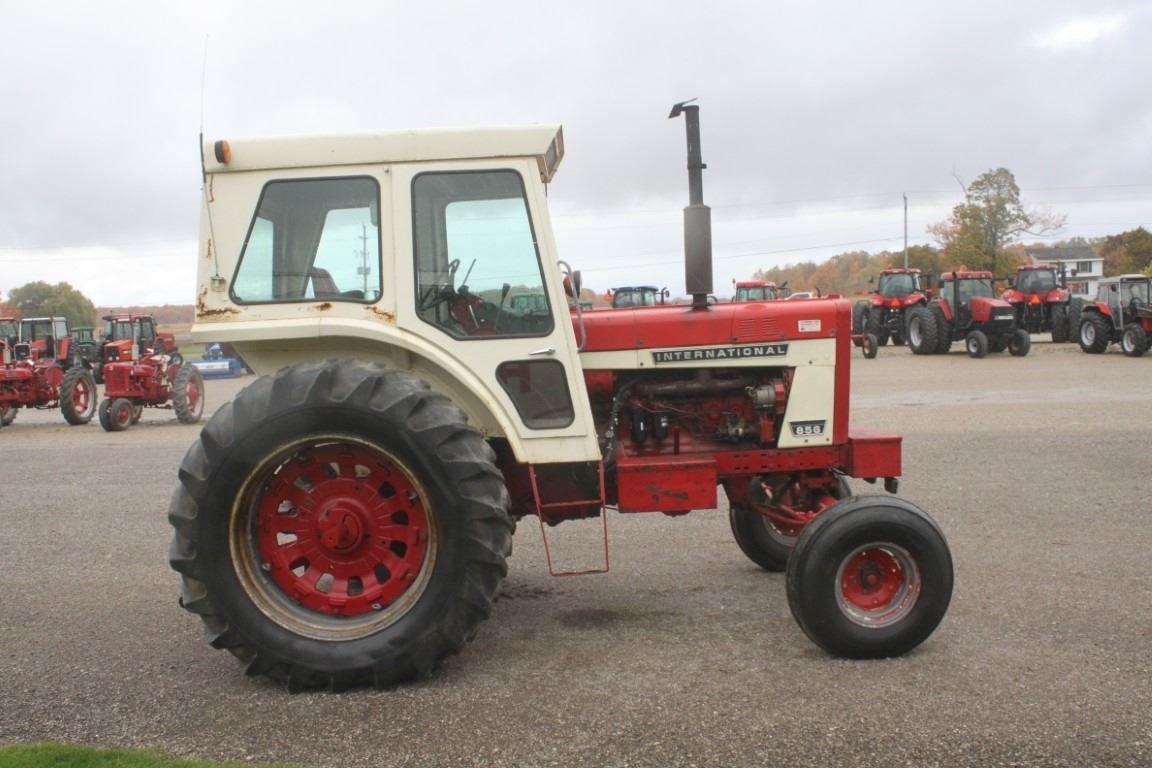 IH 856 2wd tractor, cab, 5888 hours, made in USA