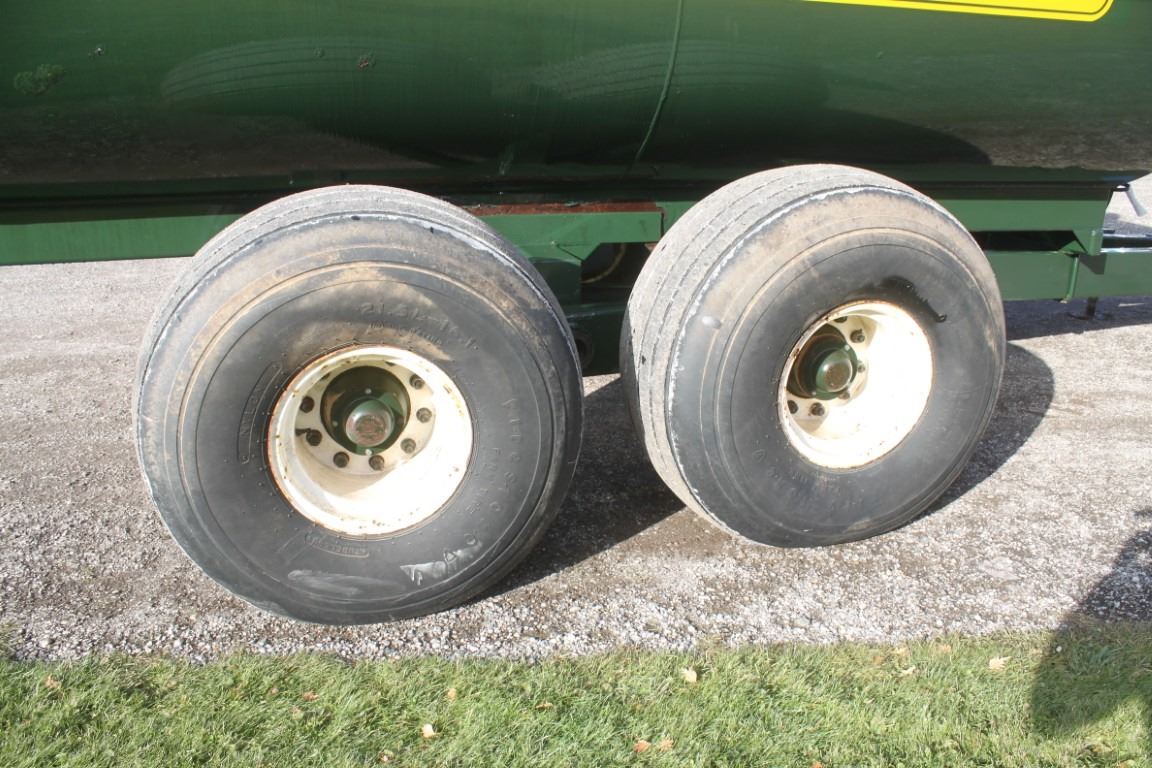 Husky 3000 gallon liquid manure tank, tandem axle