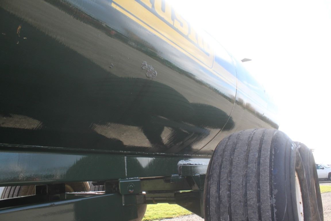 Husky 3000 gallon liquid manure tank, tandem axle