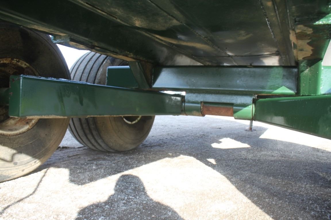 Husky 3000 gallon liquid manure tank, tandem axle