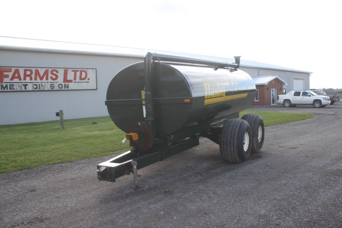 Husky 3000 gallon liquid manure tank, tandem axle