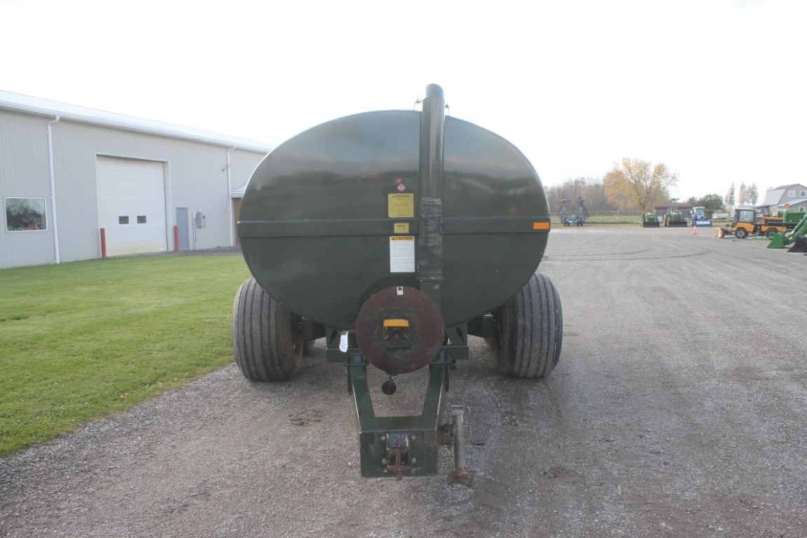 Husky 3000 gallon liquid manure tank, tandem axle