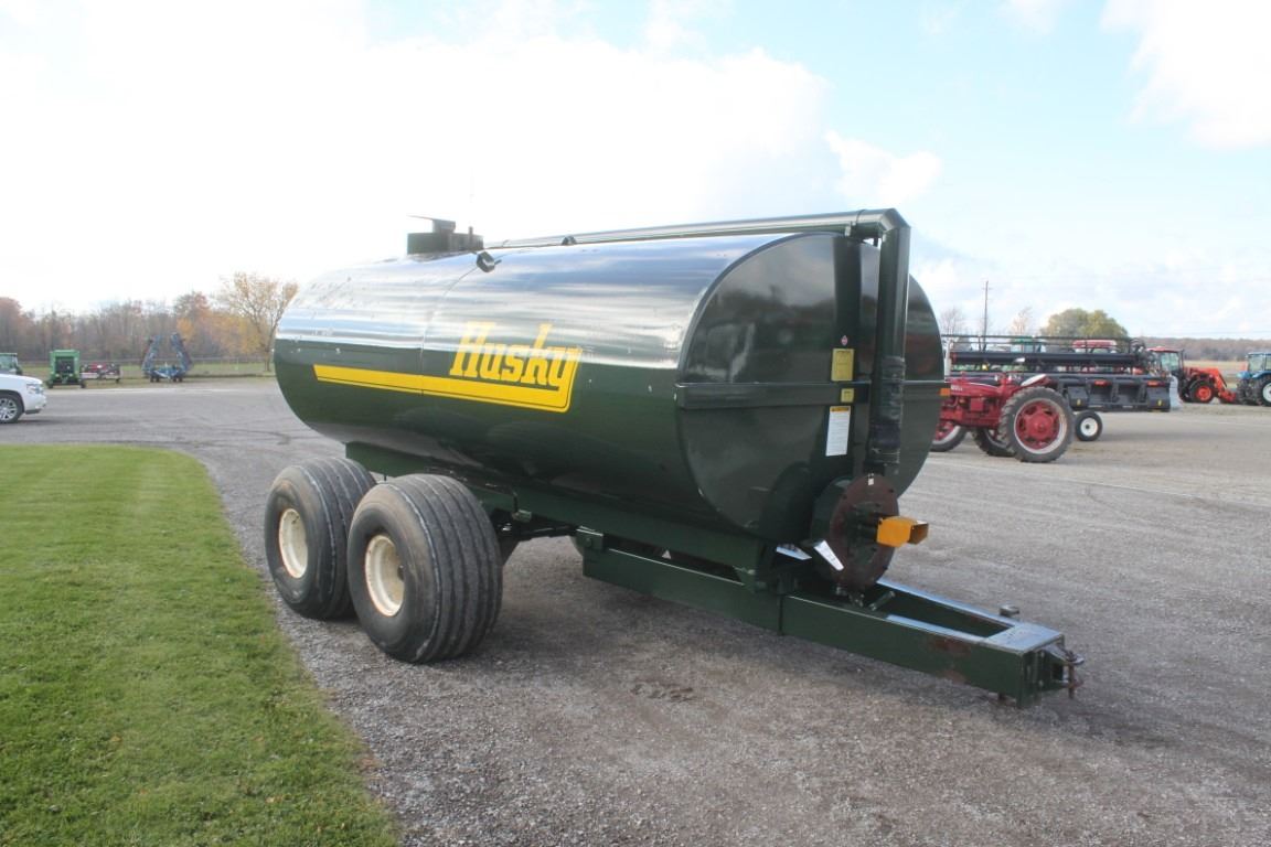 Husky 3000 gallon liquid manure tank, tandem axle