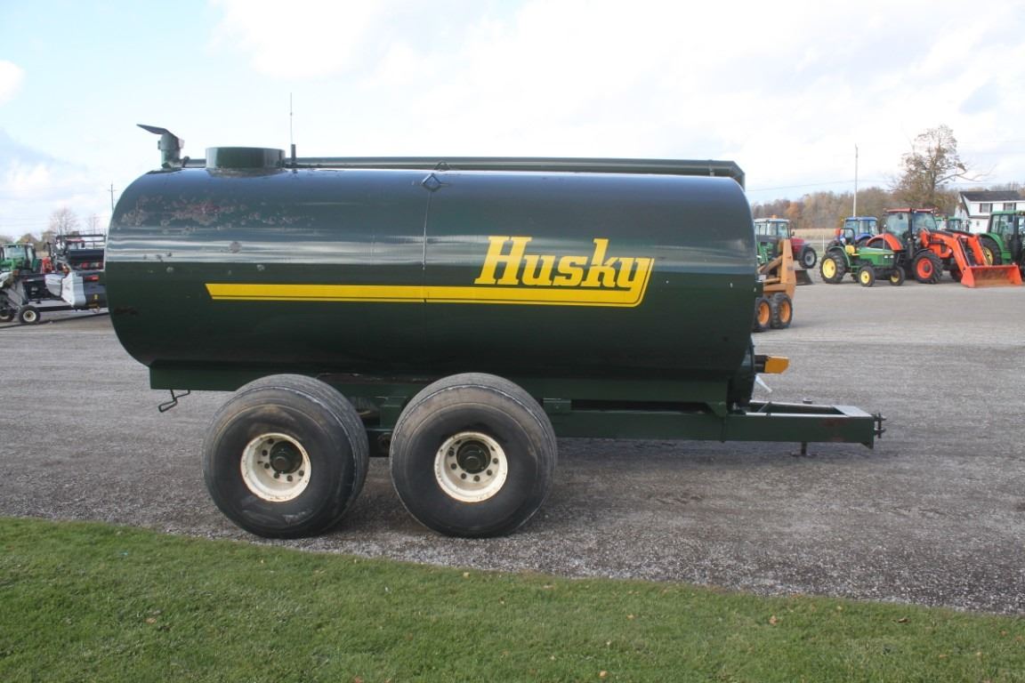 Husky 3000 gallon liquid manure tank, tandem axle