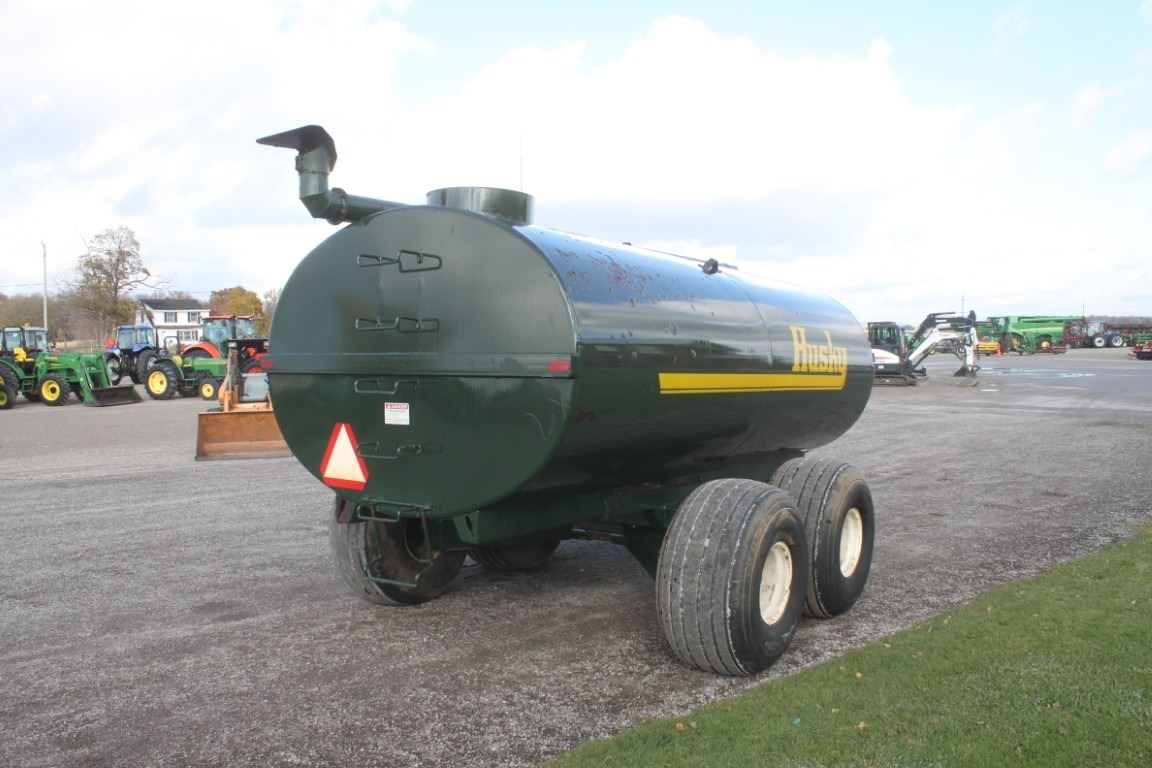 Husky 3000 gallon liquid manure tank, tandem axle