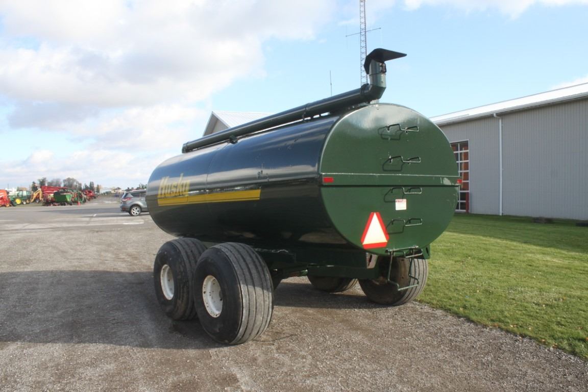 Husky 3000 gallon liquid manure tank, tandem axle