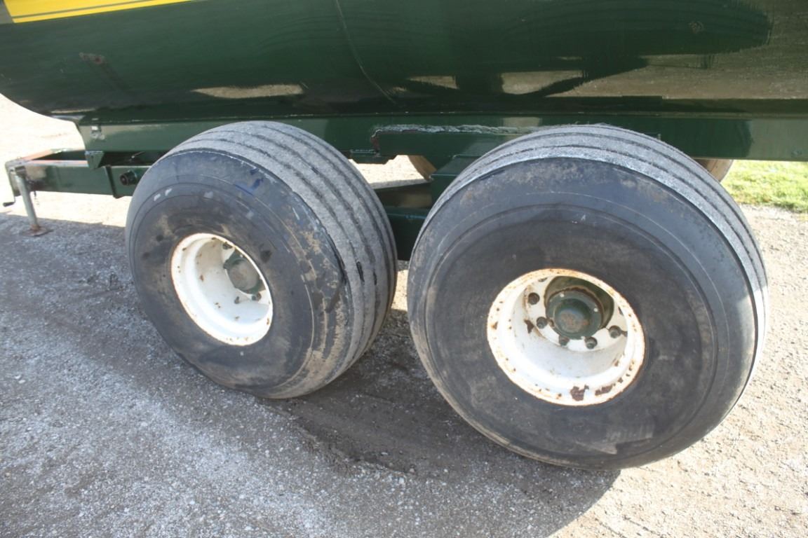 Husky 3000 gallon liquid manure tank, tandem axle