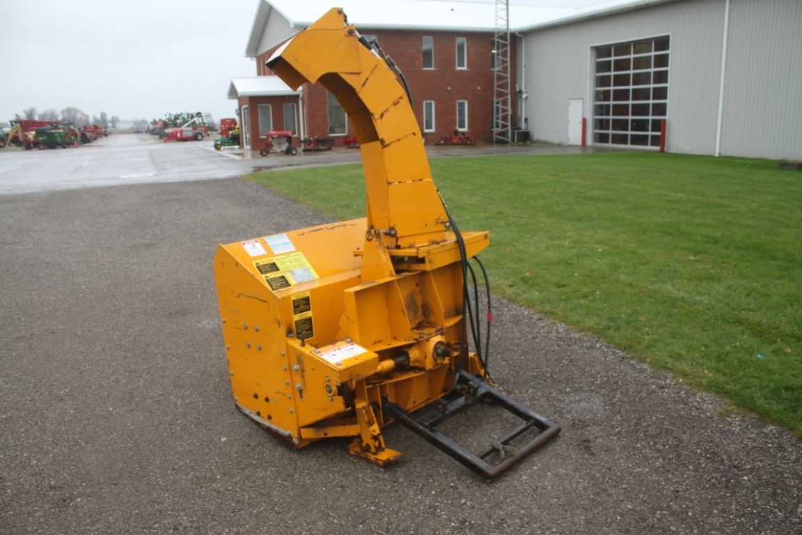 Trackless snowblower attachment