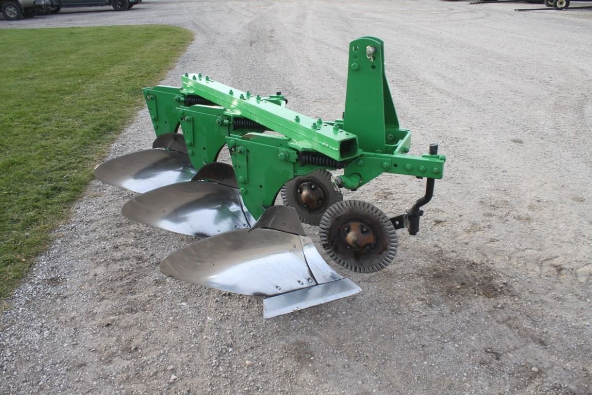JD 3 furrow plow, 16" bottom