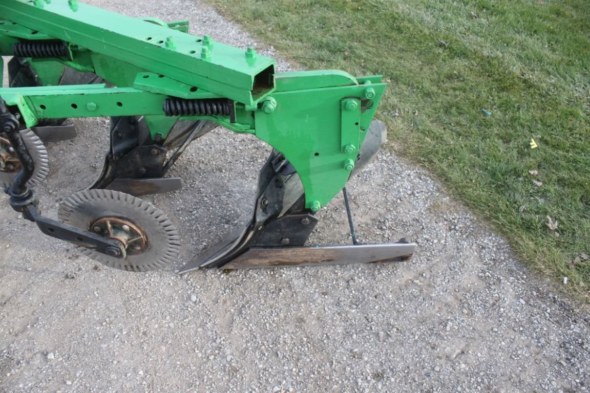 JD 3 furrow plow, 16" bottom