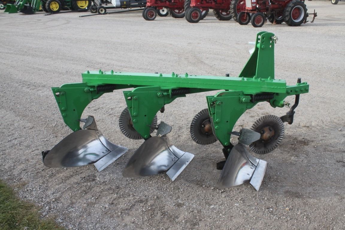 JD 3 furrow plow, 16" bottom