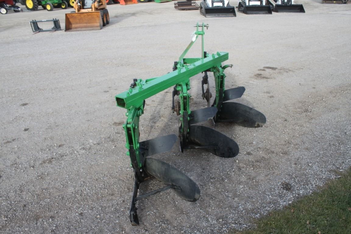 JD 3 furrow plow, 16" bottom