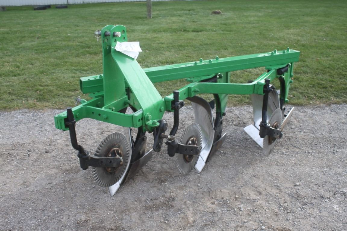 JD 3 furrow plow, 16" bottom