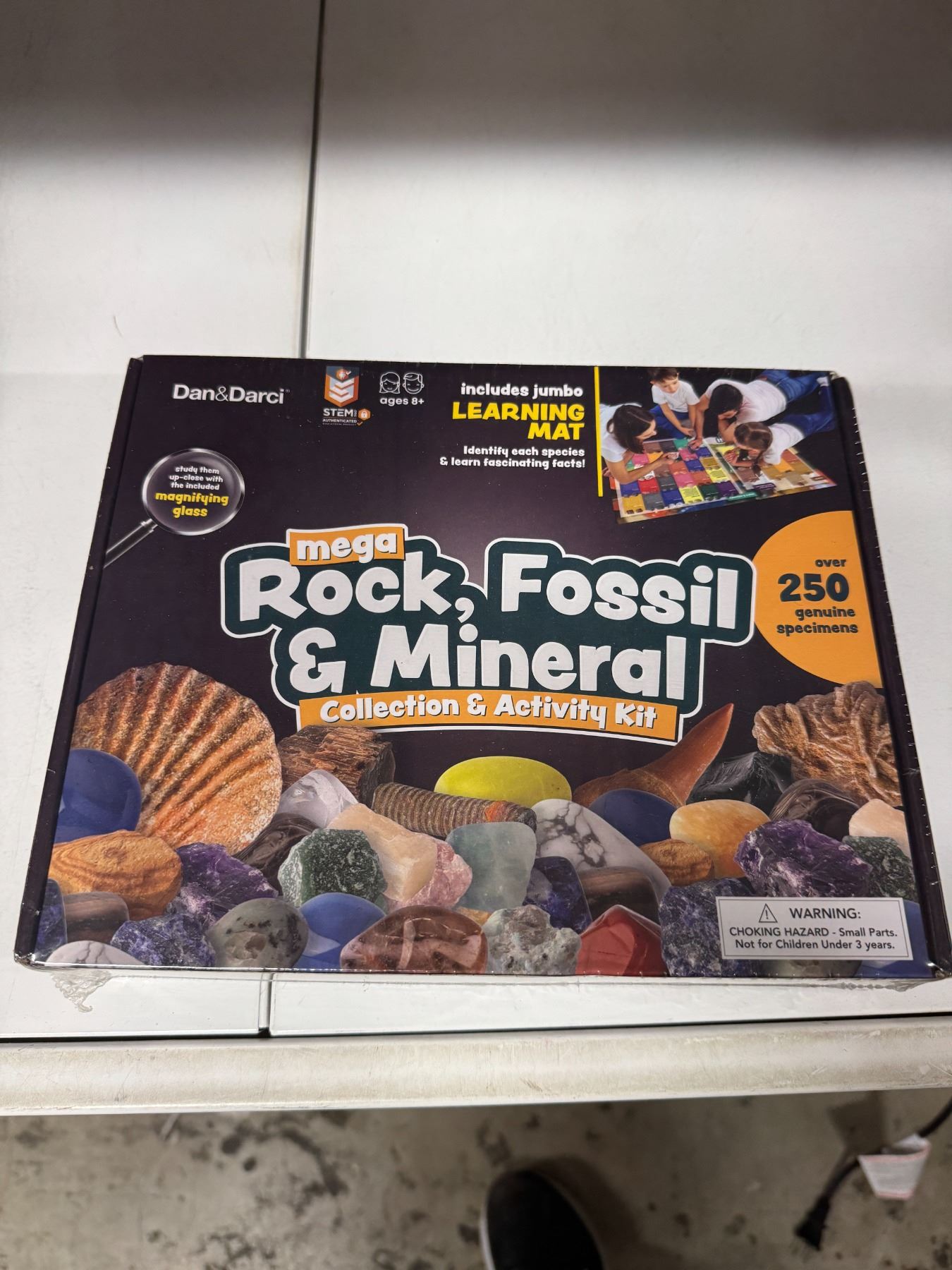 Mega rock, fossil and mineral collection and activity kit