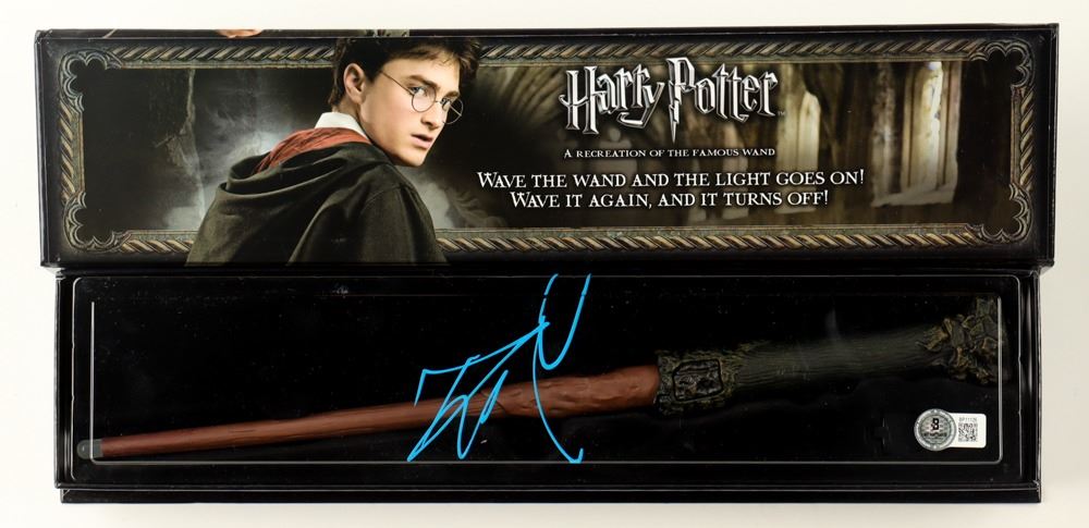 DANIEL RADCLIFFE SIGNED HARRY POTTER WAND IN CASE - BECKETT COA
