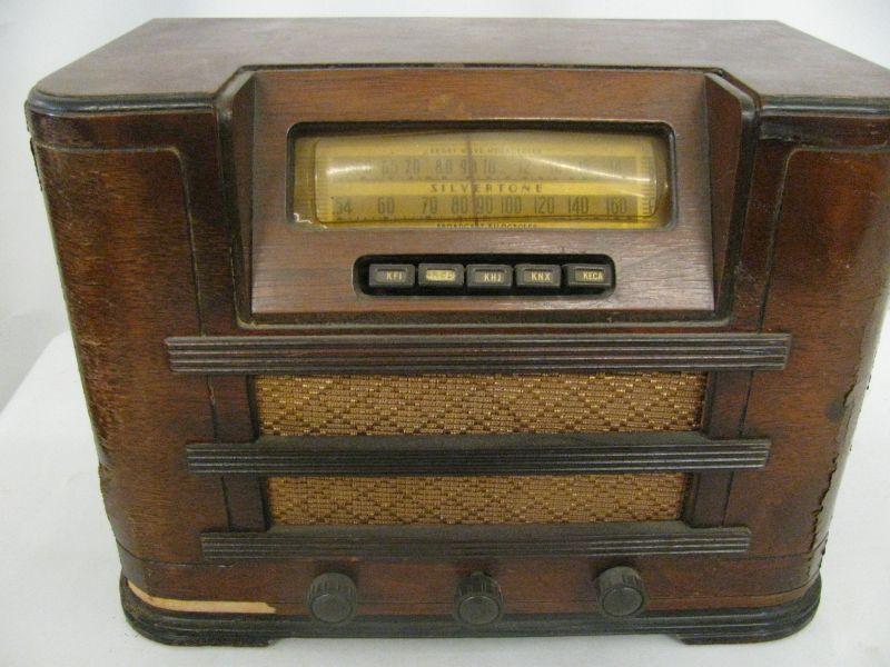 'Silvertone' 1940's Wood A.M.-Shortwave Radio