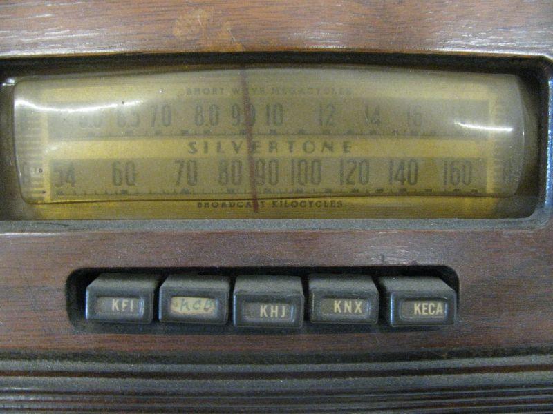 'Silvertone' 1940's Wood A.M.-Shortwave Radio