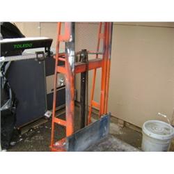 WESCO 1000LB PLATFORM LIFT