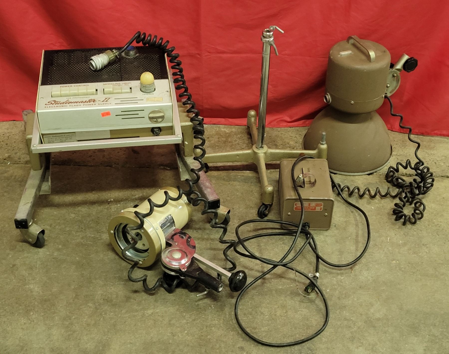 Photogenic Studiomaster II Electronic Flash Power Supply w/ Accessories