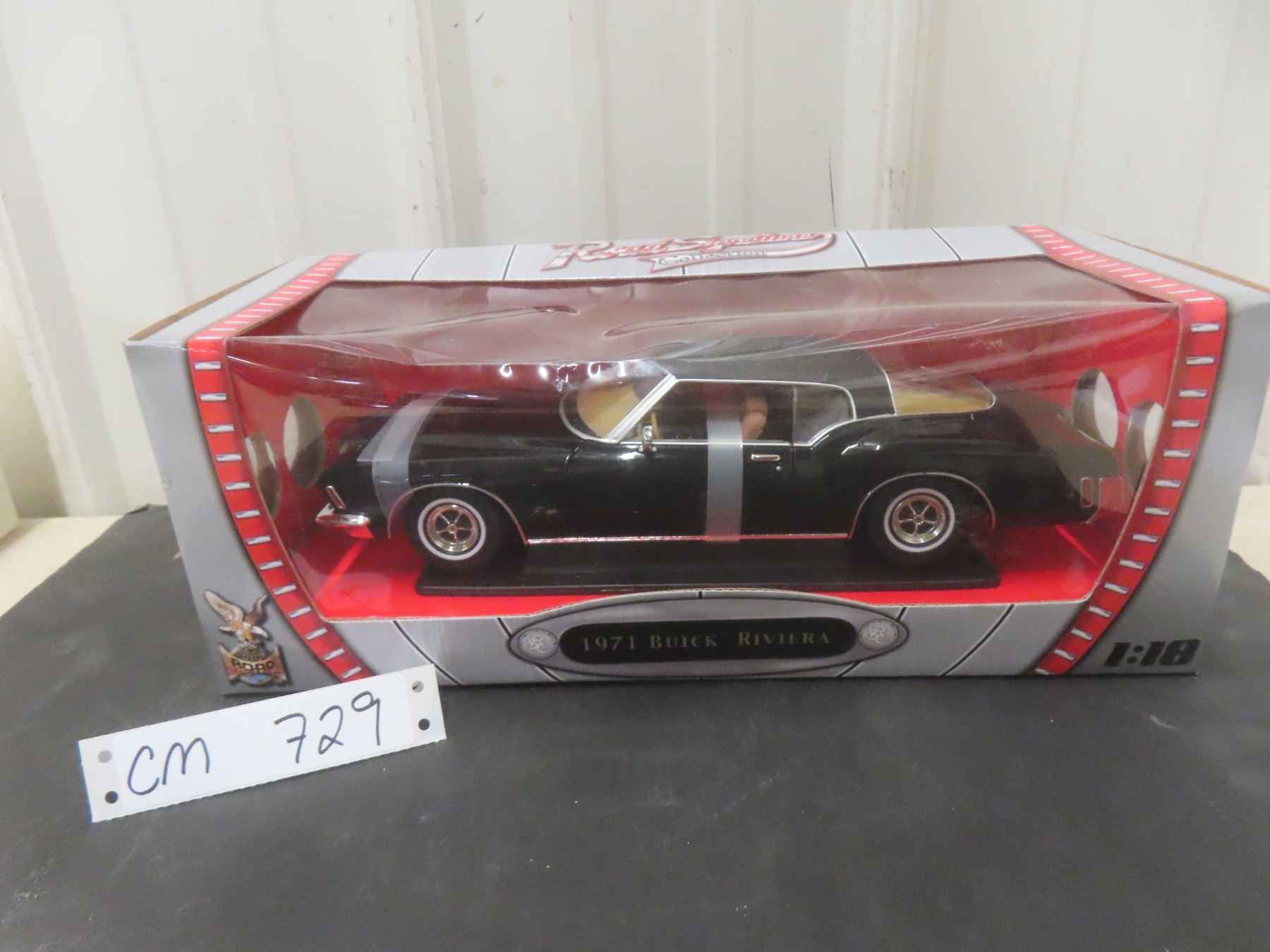 Road Signature 1:18 Scale 1971 Buick Riviera Die-Cast Model
