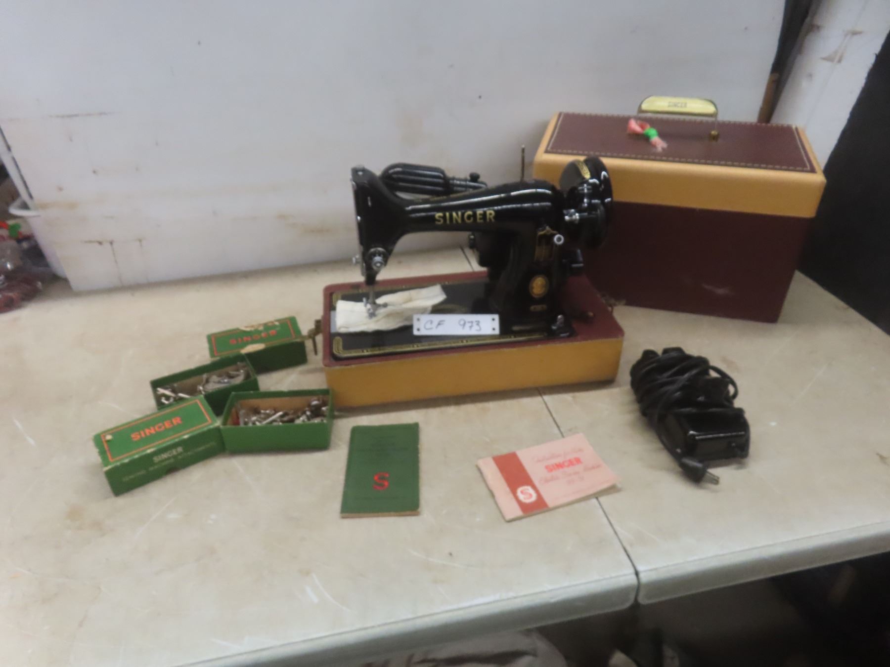 Vintage Singer Electric Sewing Machine Model 15-90 With Accessories and ...