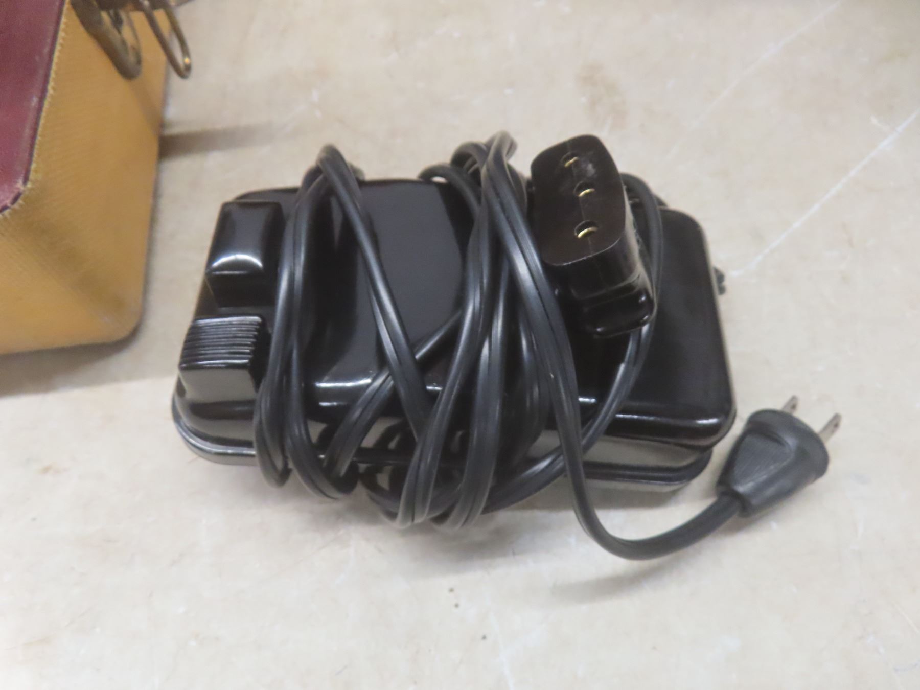 Vintage Singer Electric Sewing Machine Model 15-90 With Accessories and ...