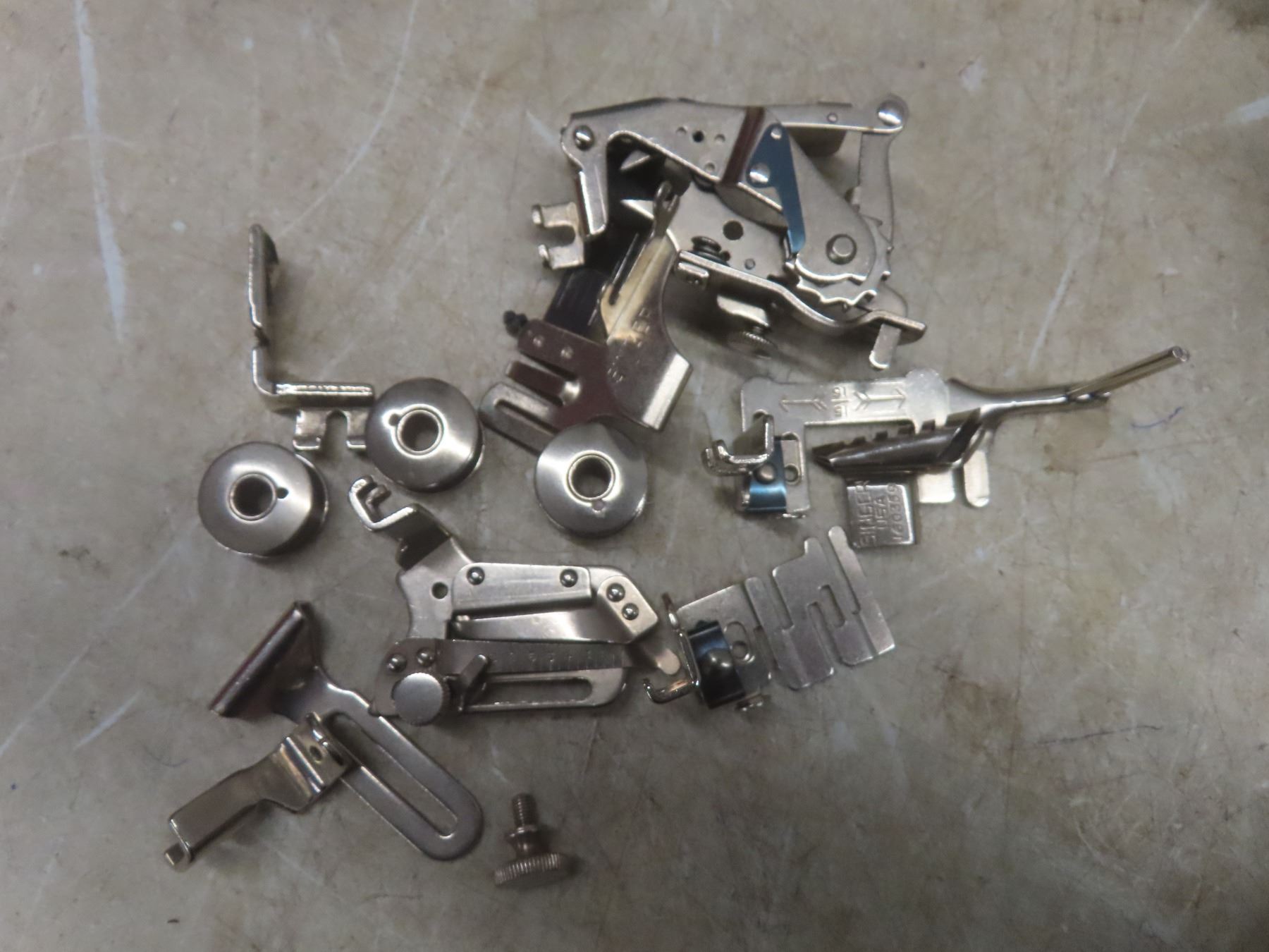 Vintage Singer Electric Sewing Machine Model 15-90 With Accessories and ...