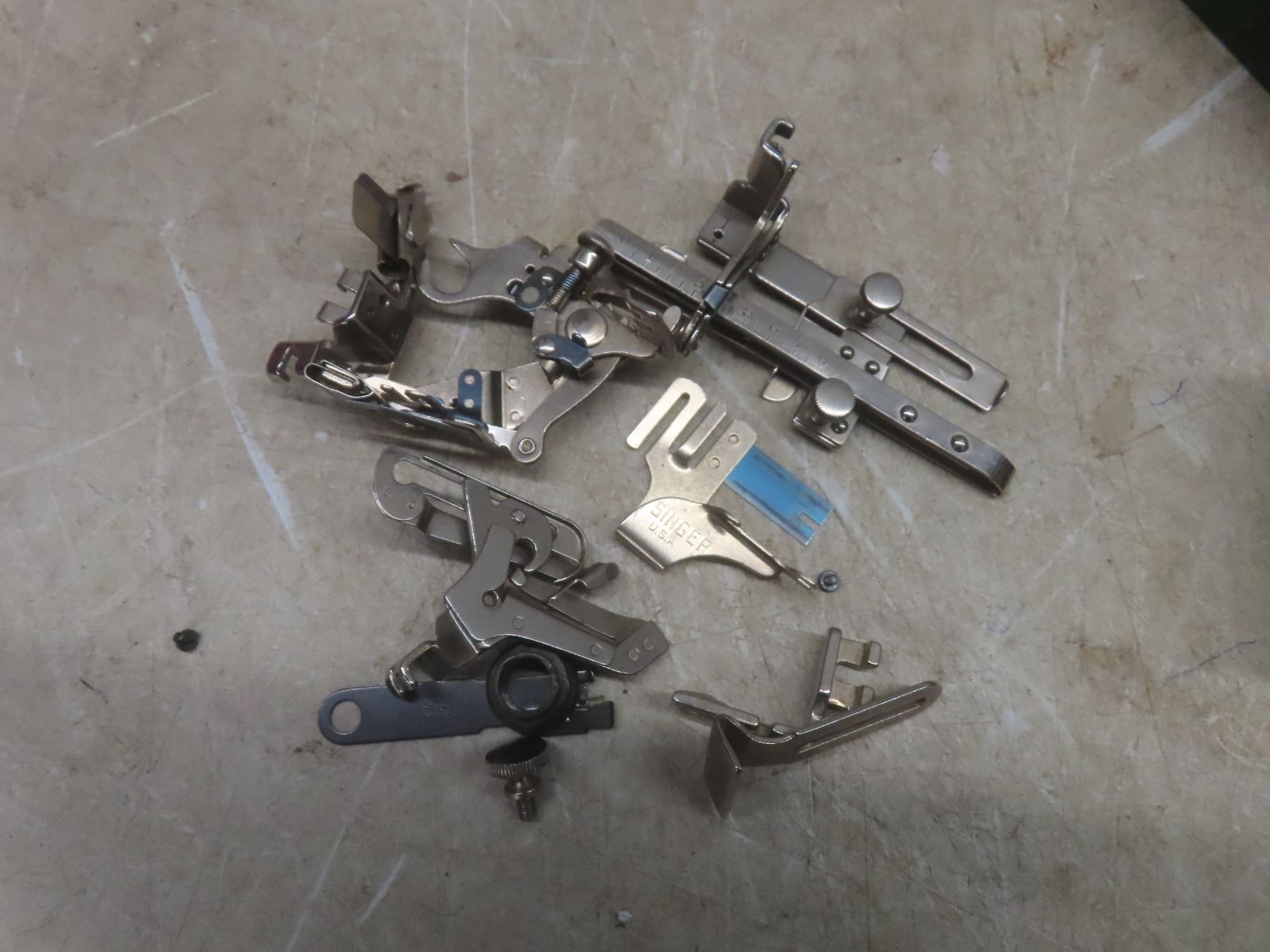 Vintage Singer Electric Sewing Machine Model 15-90 With Accessories and ...