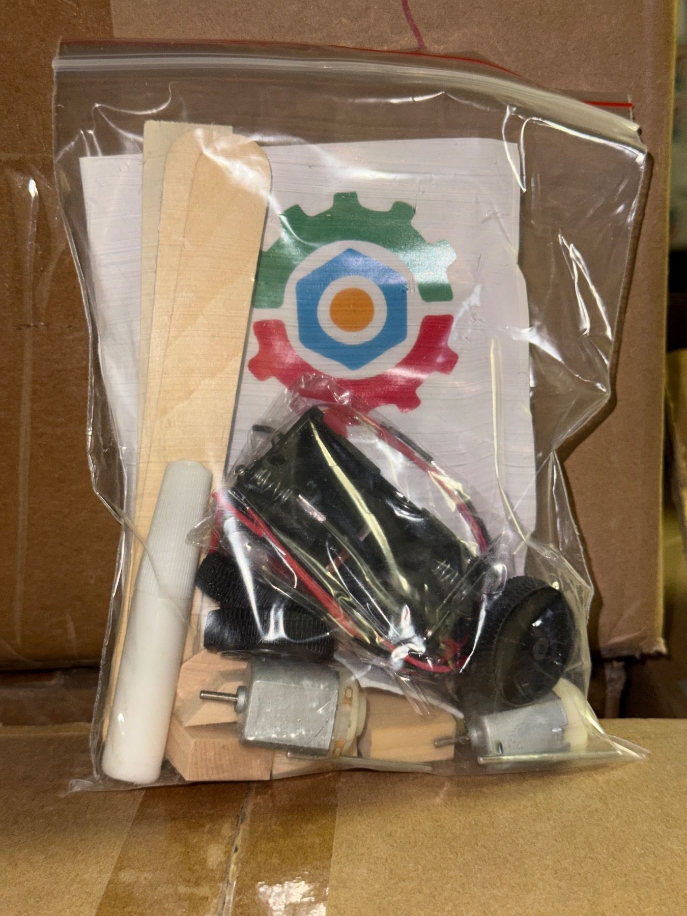 NEW MiniMakers Fun Makers twin engine airplane kit (MSRP $20 per unit ...