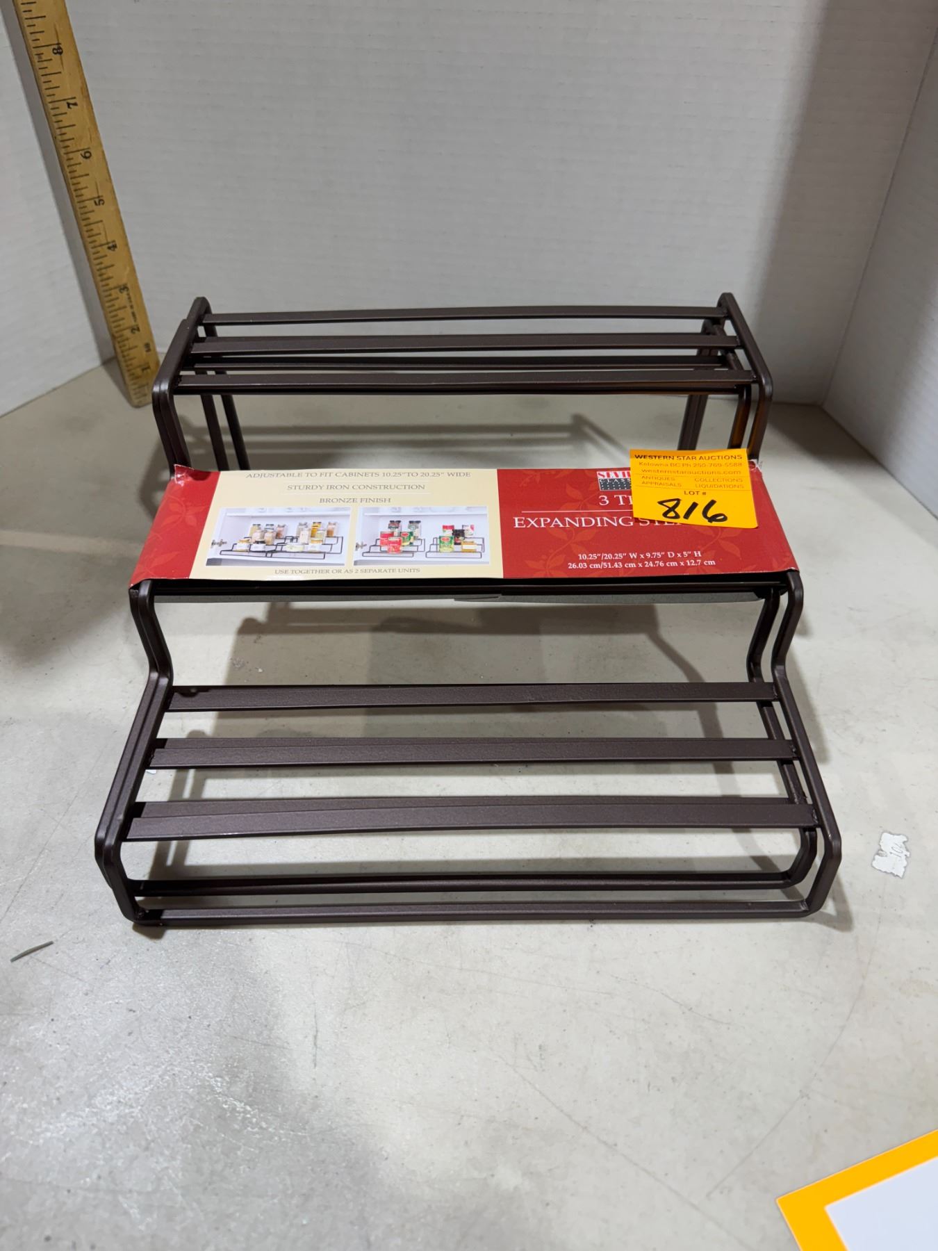 Expanding step shelf