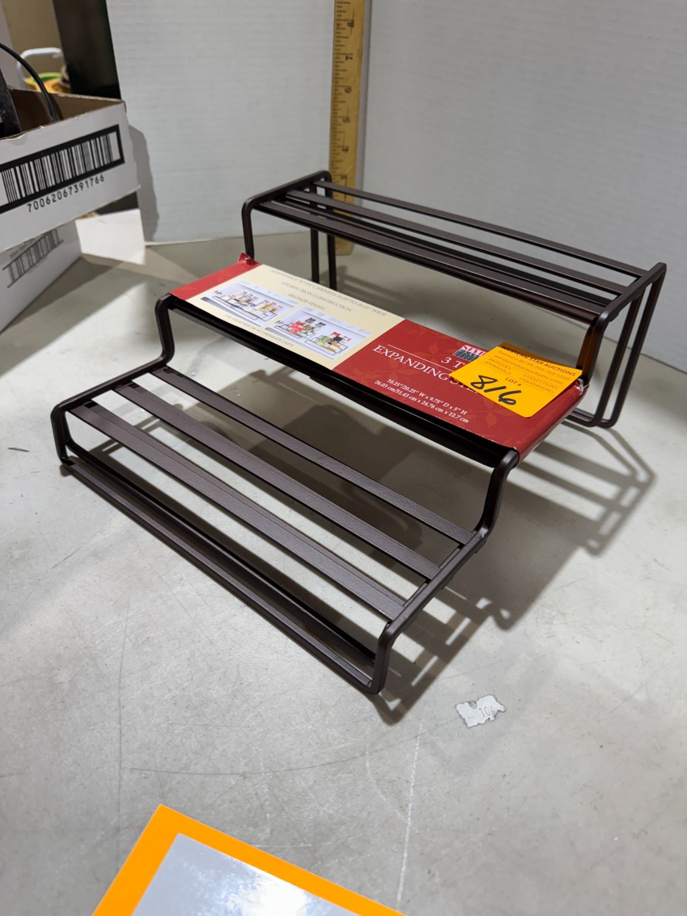Expanding step shelf