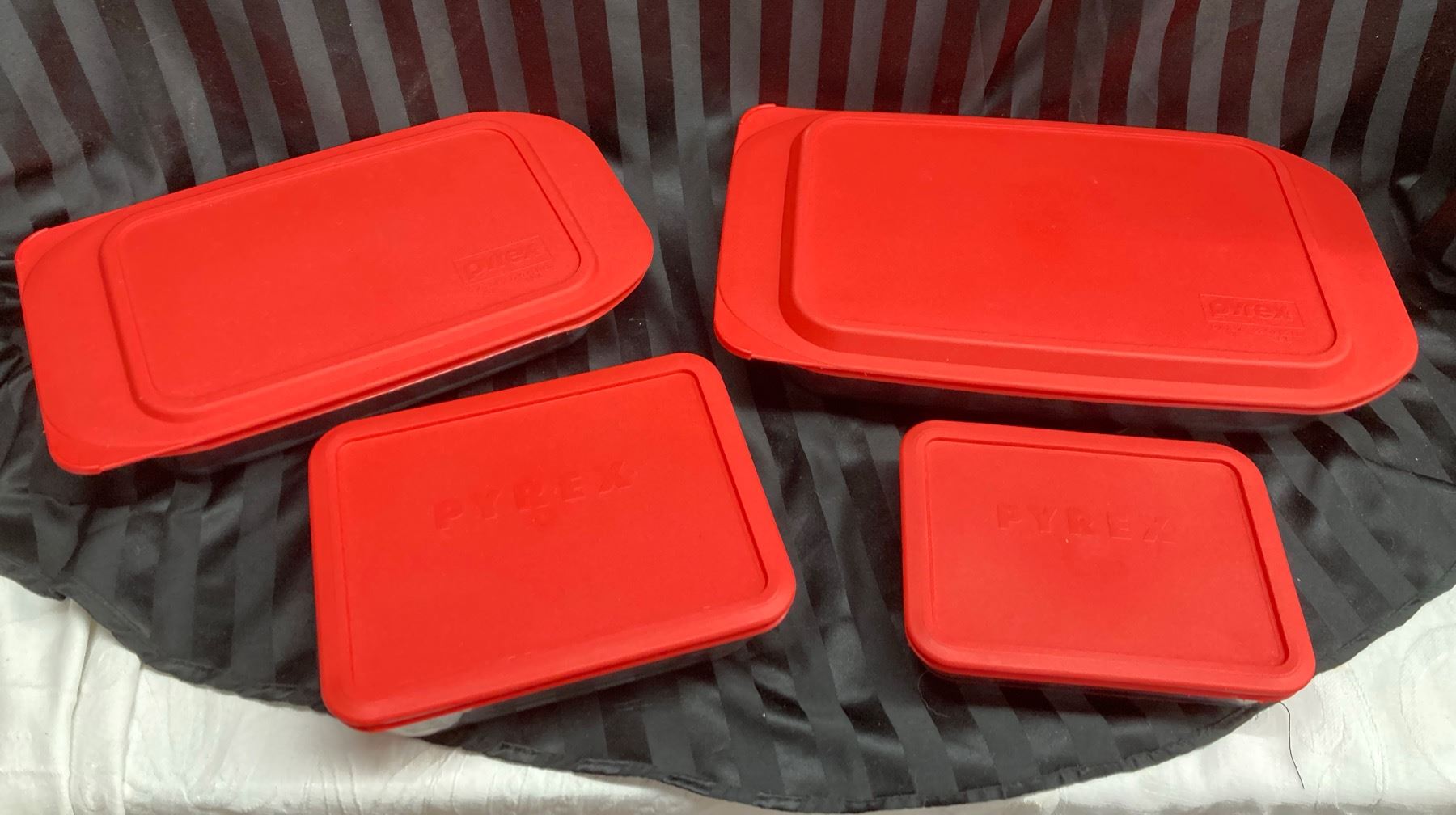 PYREX STORAGE AND COOKING DISHES, LOT OF 4