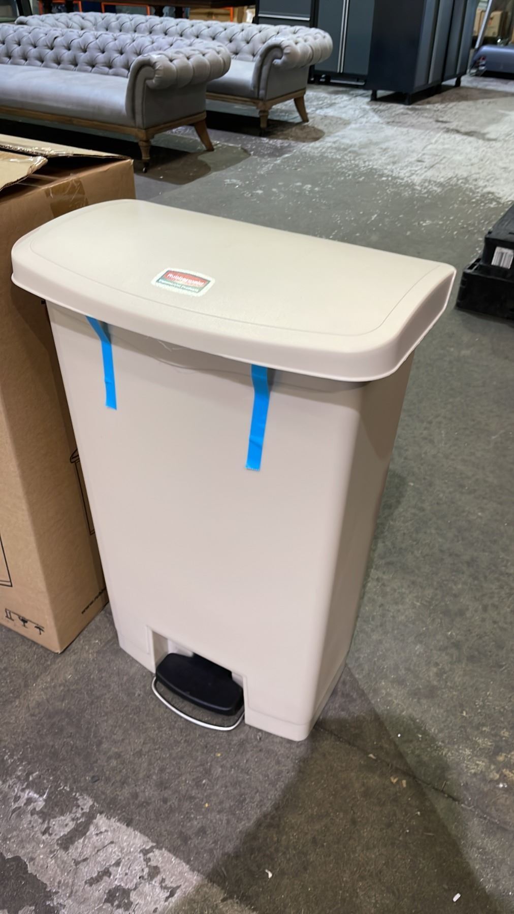 *NEW IN BOX* RUBBERMAID SLIM JIM 68L PLASTIC STEP-ON CONTAINER - Able ...