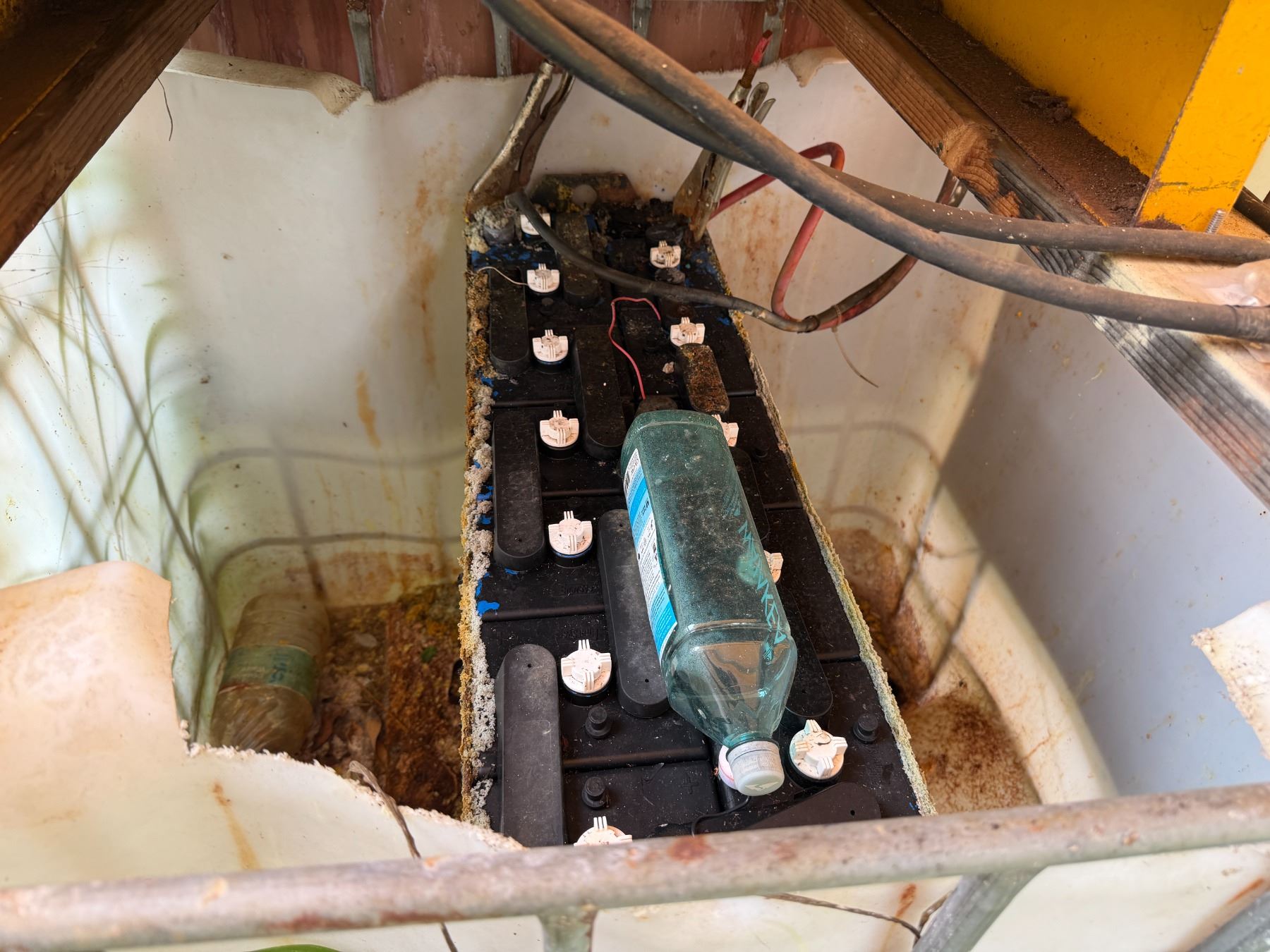 Yale 24V Battery w/ 3PH 50 Amp Industrial Charger