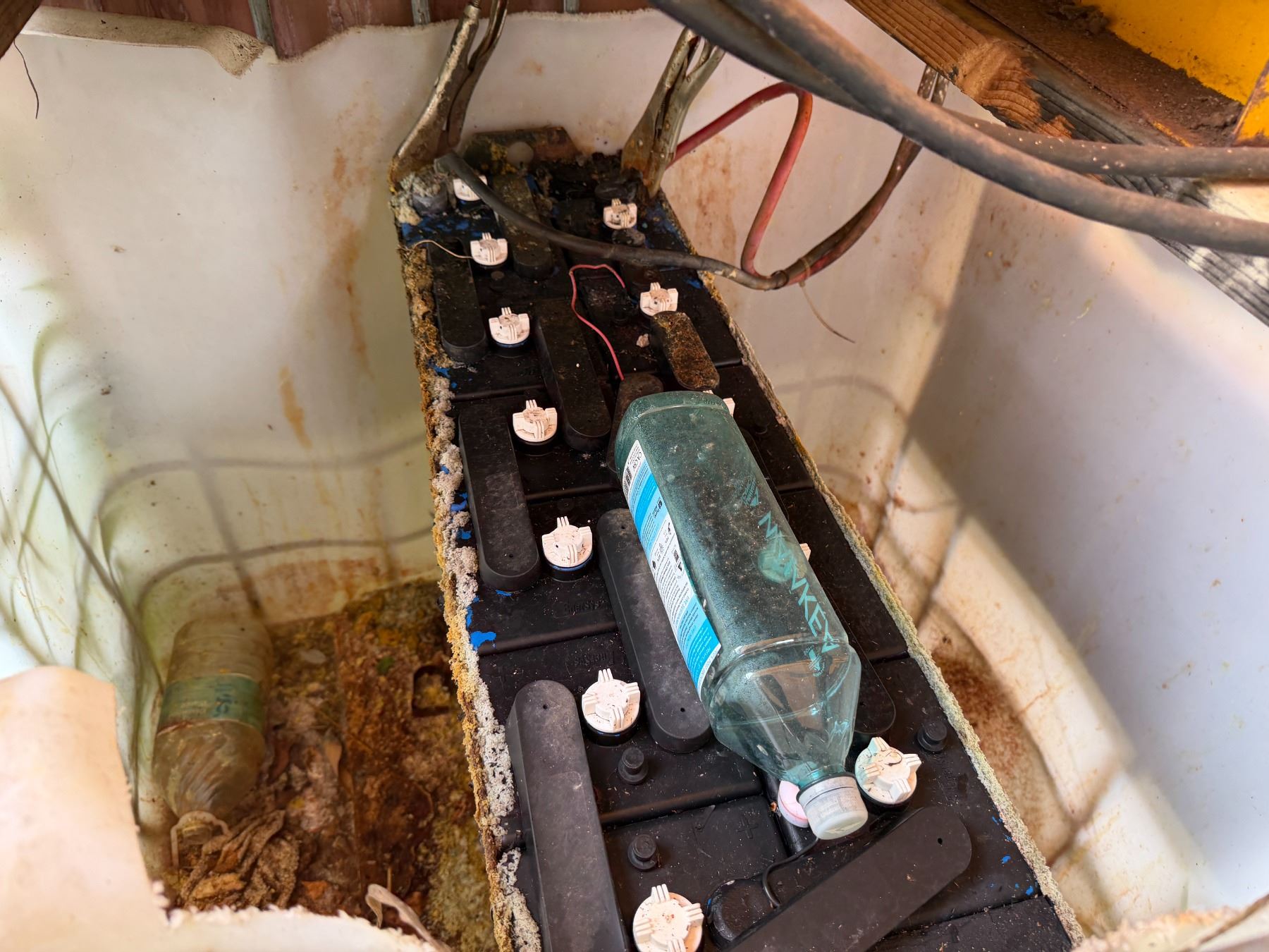 Yale 24V Battery w/ 3PH 50 Amp Industrial Charger