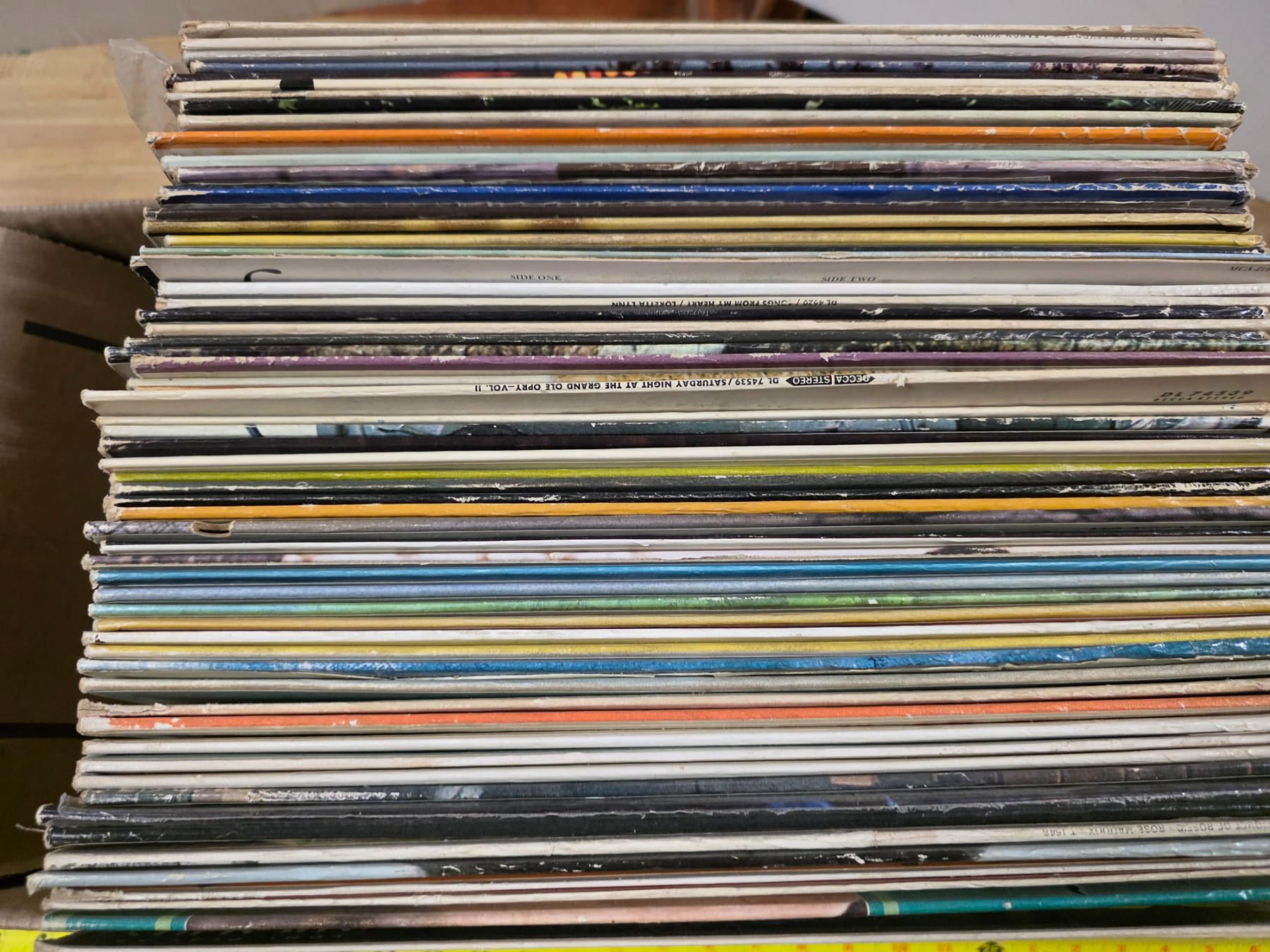 Lot of vinyl country and western records - Schmalz Auctions